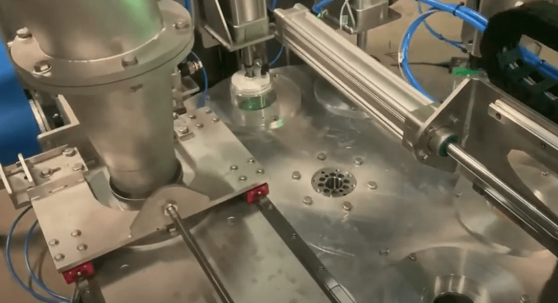 Video vulmachine met lineaire geleidingen en API cilinders - Almotion B.V.