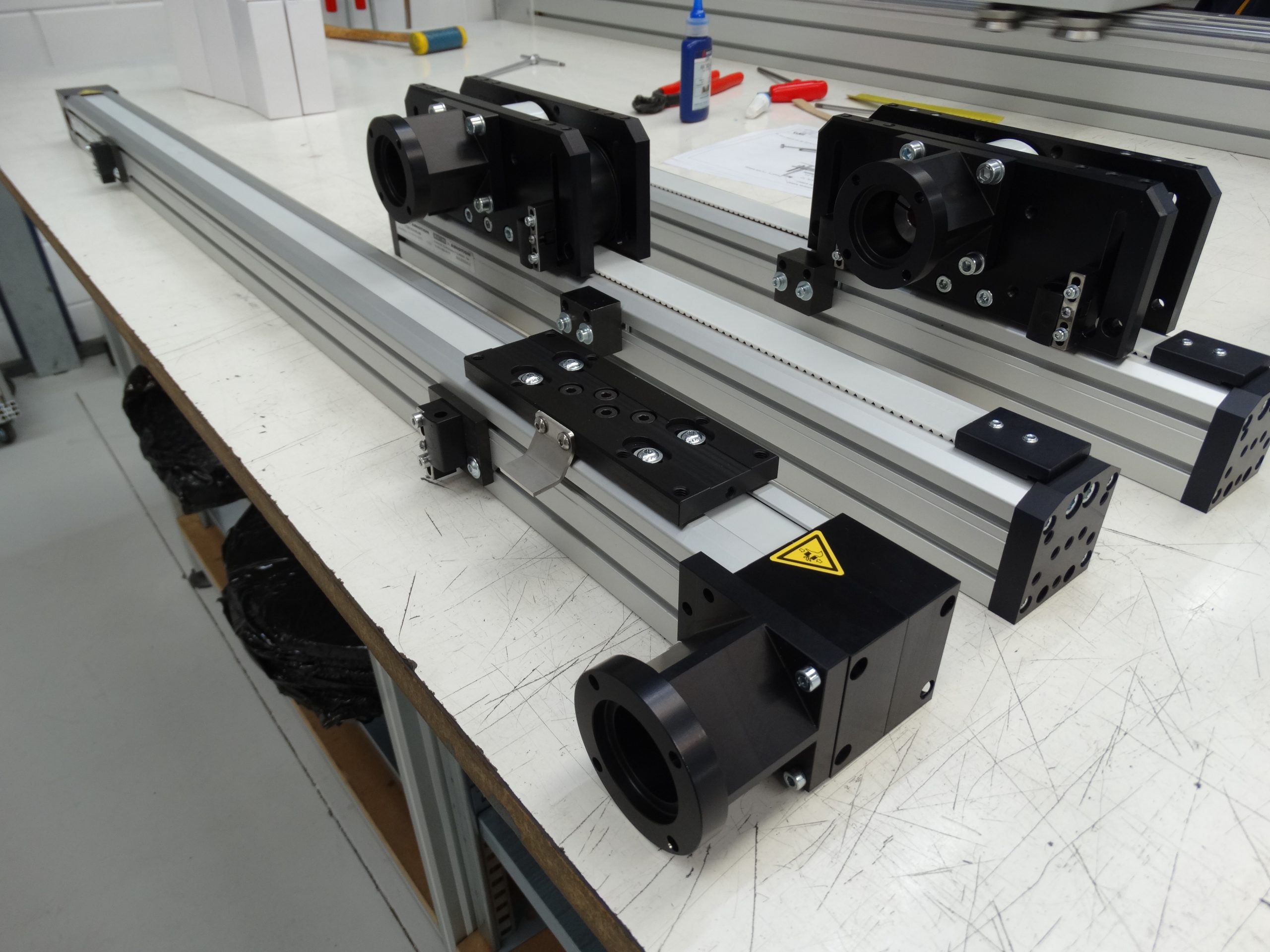 Wanneer gebruik je een lineaire geleiding met loopwielen? | Almotion